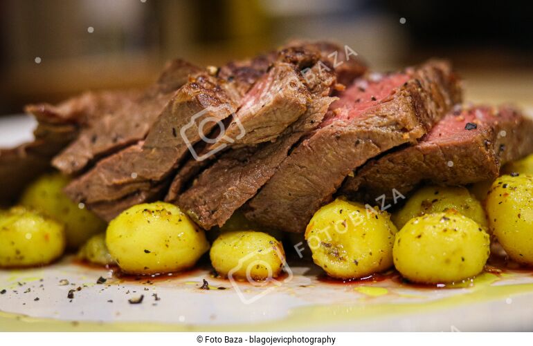 Biftek na krompiru - preuzmite fotografiju | Foto Baza