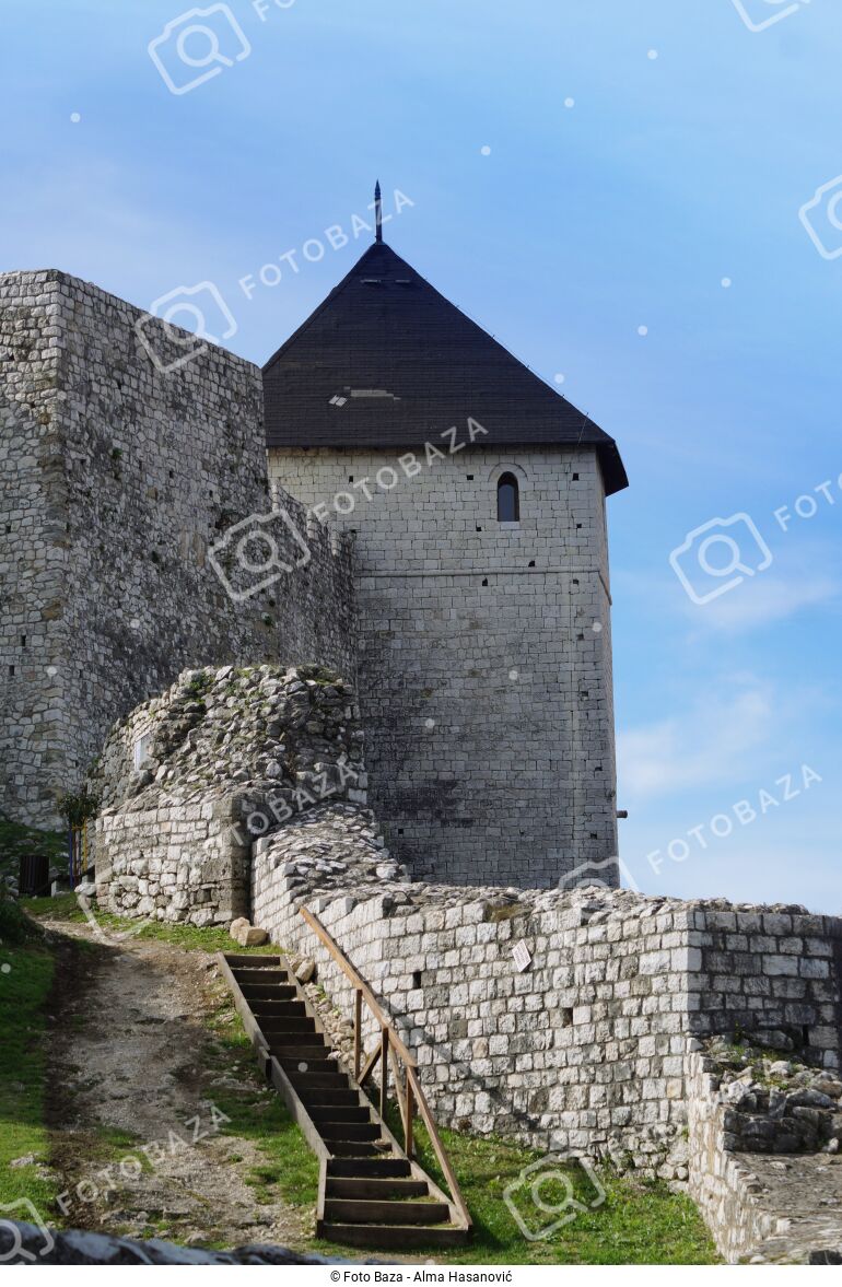 Gradina – Stari grad Tešanj - preuzmite fotografiju | Foto Baza