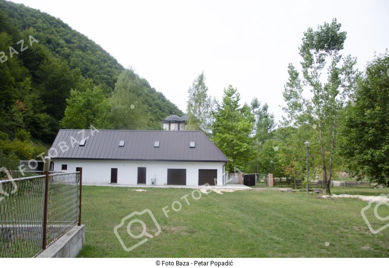 Manastir Glogovac u prirodi - preuzmite fotografiju | Foto Baza