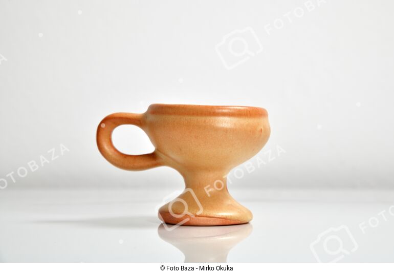 Žuta kadionica na bijeloj pozadini - preuzmite fotografiju | Foto Baza