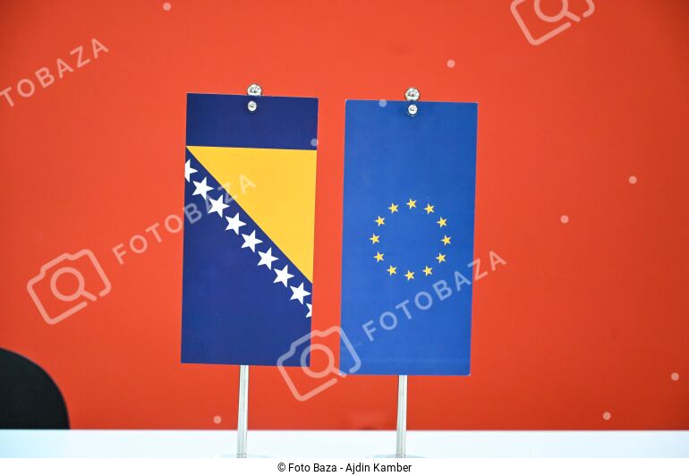 Zastave BiH i EU - preuzmite fotografiju | Foto Baza