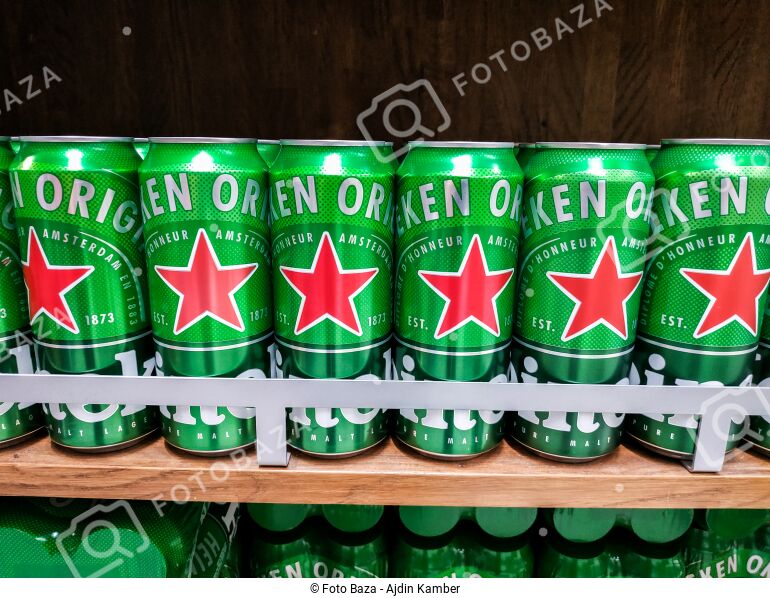 Limenke Heineken piva na policama u trgovini. - preuzmite fotografiju ...