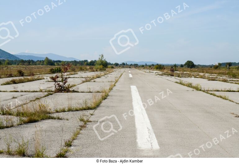 Željava, Bihać, pista i podzemni vojni aerodrom. - preuzmite ...