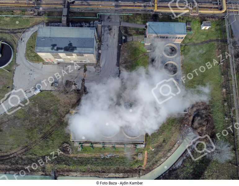 Dim iz dimnjaka u fabrici - preuzmite fotografiju | Foto Baza