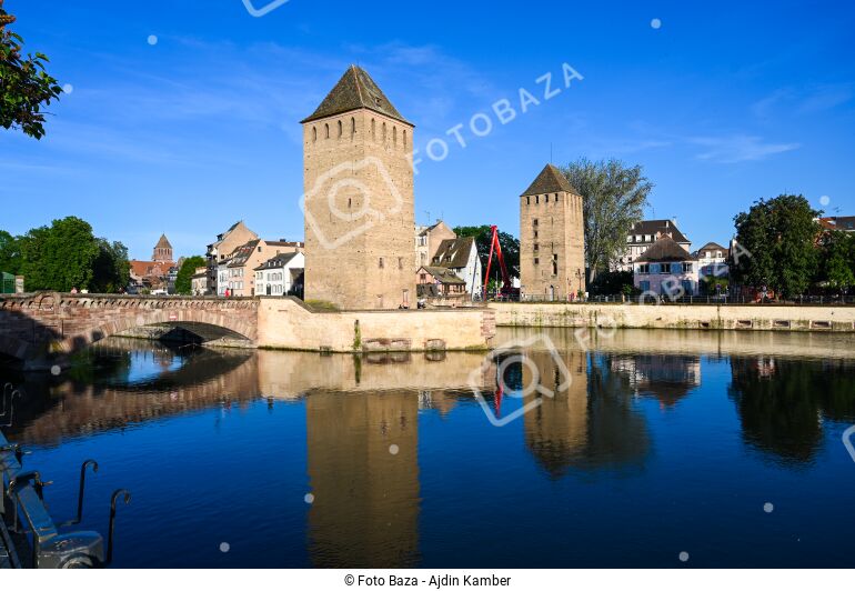 Strasbourg, Francuska: Srednjovjekovne kule i most. - preuzmite ...