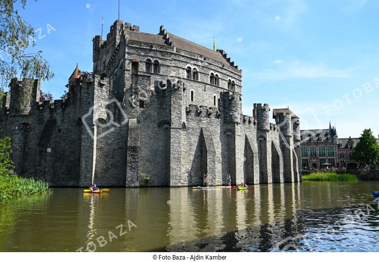 Gent, Belgija: Dvorac uz riječni kanal. Turisti na brodicama ...