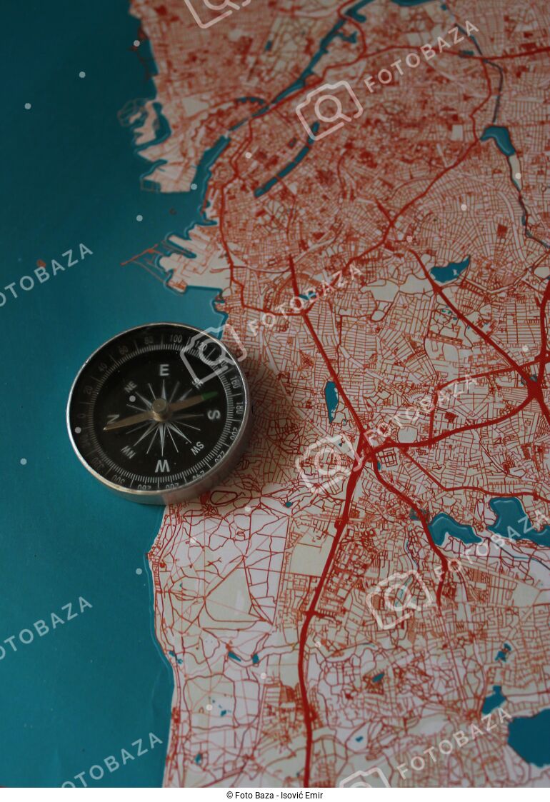 Mapa i Kompas - preuzmite fotografiju | Foto Baza