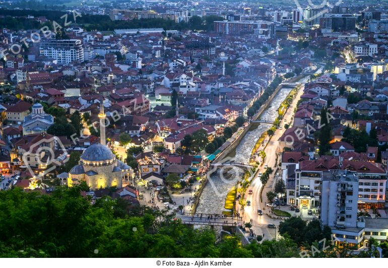 Prizren, Kosovo: Panoramski pogled na grad. - preuzmite fotografiju ...