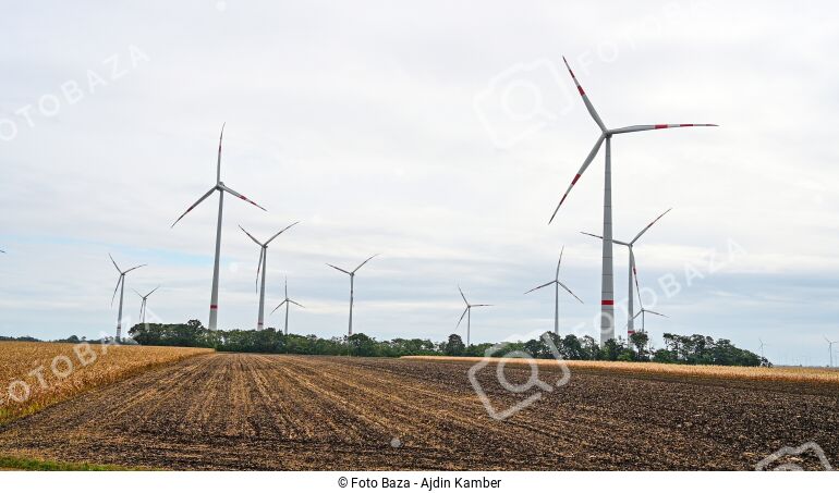 Vjetrenjača u polju, vjetropark - preuzmite fotografiju | Foto Baza