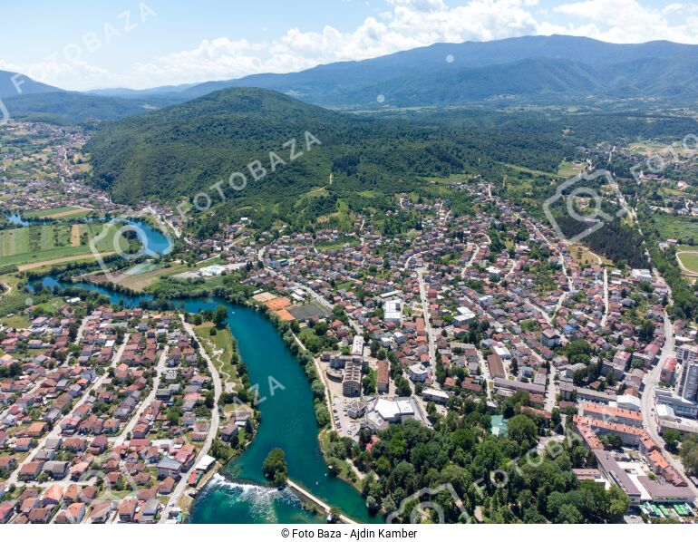 Grad Bihać i rijeka Una, snimak dronom. - preuzmite fotografiju | Foto Baza