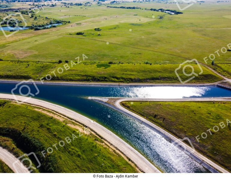 Livanjsko polje, snimak dronom. Kanal - preuzmite fotografiju | Foto Baza