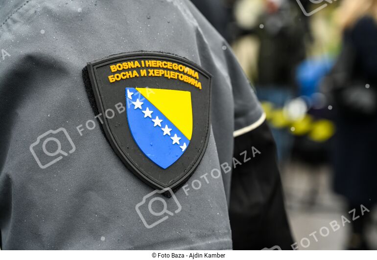Grb BiH na uniformi policajca Suda BiH. - preuzmite fotografiju | Foto Baza