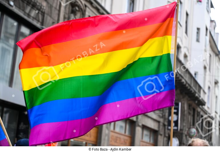 LGBTIQ zastava na Povorci ponosa - preuzmite fotografiju | Foto Baza