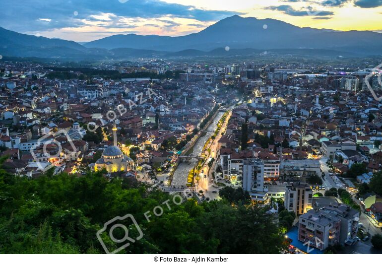 Prizren, Kosovo: Panoramski pogled na grad. - preuzmite fotografiju ...