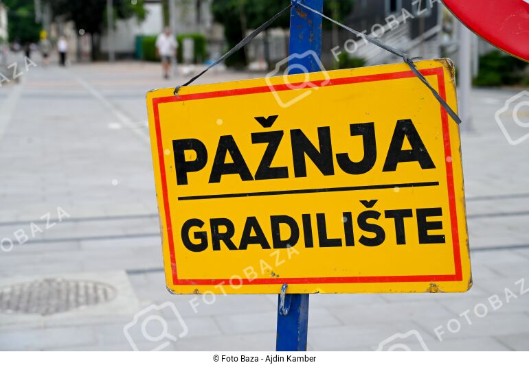 Znak: Pažnja, gradilište - preuzmite fotografiju | Foto Baza