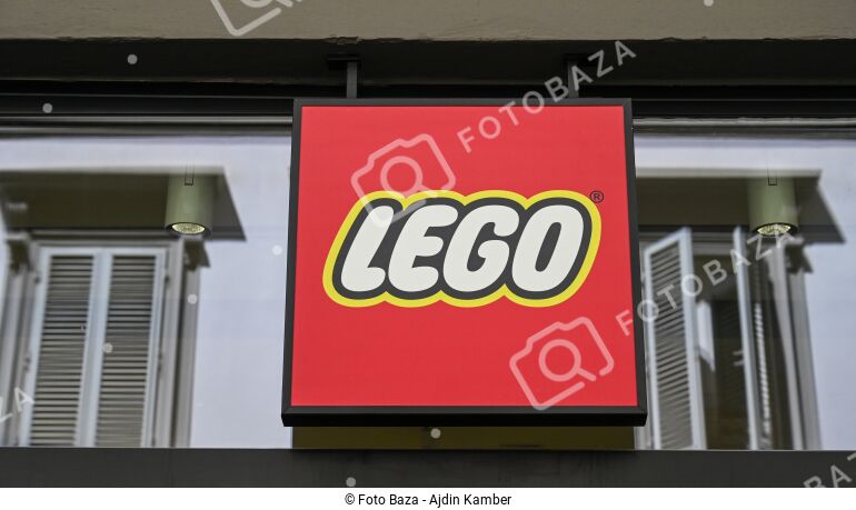 LEGO simbol na trgovini. - preuzmite fotografiju | Foto Baza