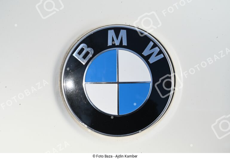 BMW znak na automobilu. - preuzmite fotografiju | Foto Baza
