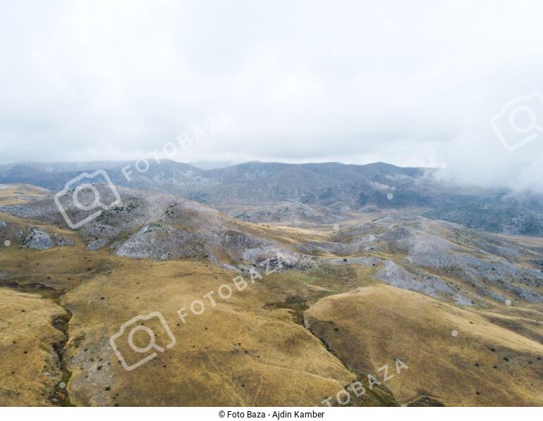 Planinska visoravan, snimak dronom. Planina Bistra. - preuzmite ...