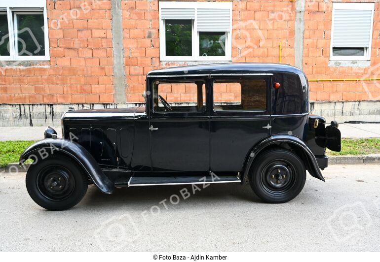 Oldtimer. Staro vozilo na ulici. - preuzmite fotografiju | Foto Baza