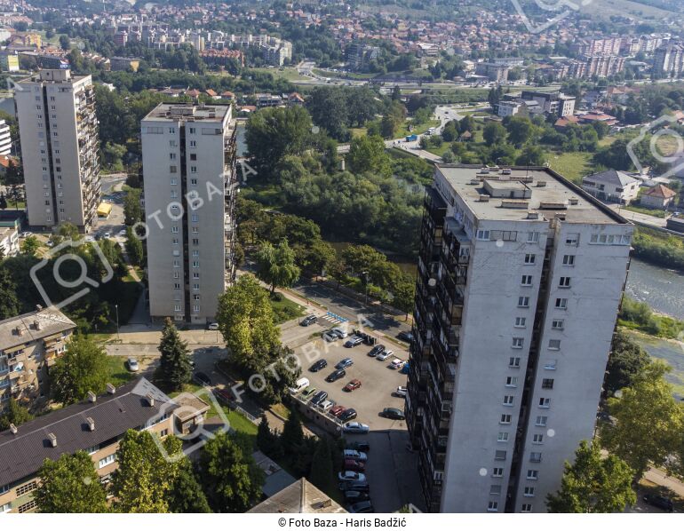 Visoke zgrade i park pored njih - preuzmite fotografiju | Foto Baza