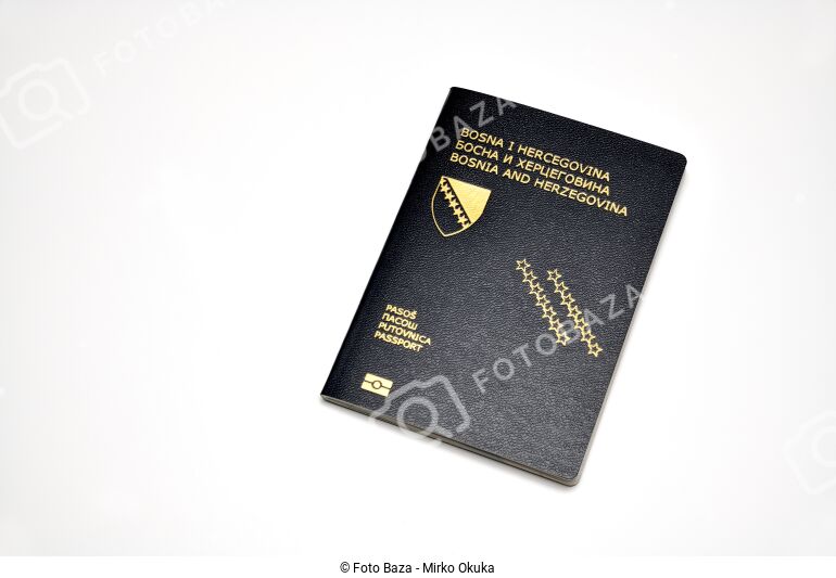 Pasoš - putovnica Bosne i Hercegovine na bijeloj pozadini - preuzmite fotografiju | Foto Baza