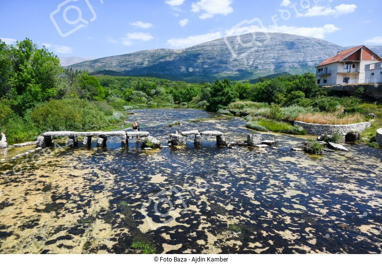 Stari kameni most na rijeci Cetini - preuzmite fotografiju | Foto Baza Stari kameni most na rijeci Cetini - preuzmite fotografiju | Foto Baza