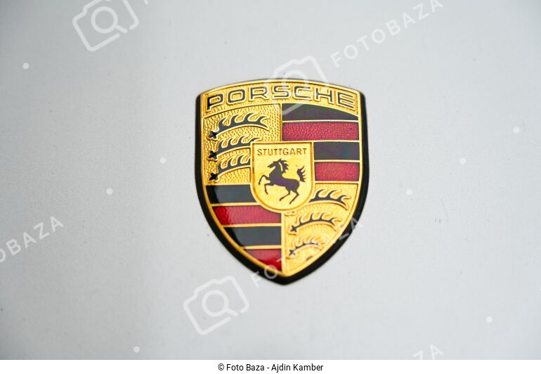 Porsche znak na autu. - preuzmite fotografiju | Foto Baza