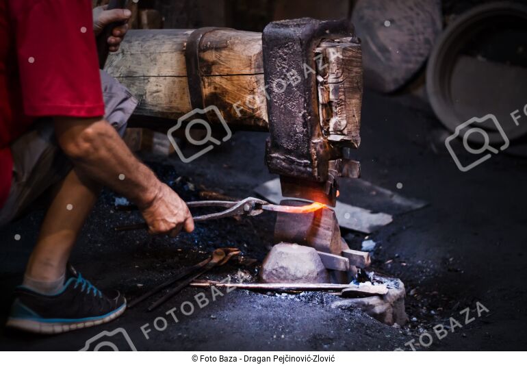 Kovanje željeza - preuzmite fotografiju | Foto Baza