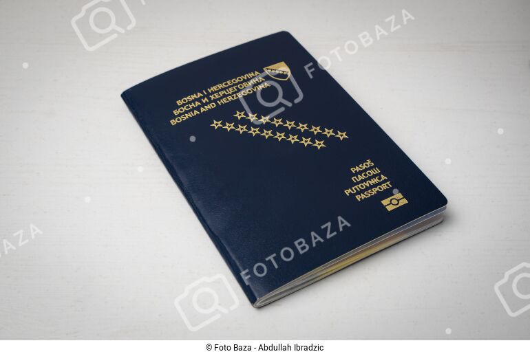 Novi Pasoš - putovnica - Bosne i Hercegovine na bijeloj pozadini - preuzmite fotografiju | Foto Baza