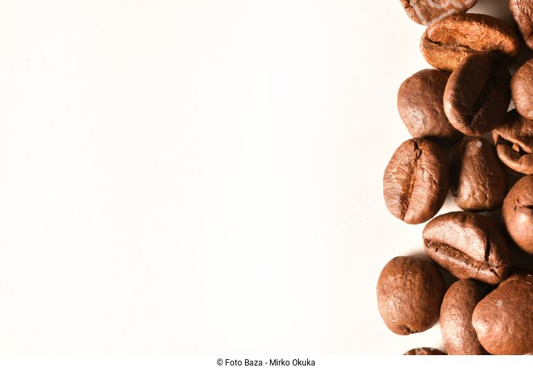 Zrna kafe na bijeloj pozadini - preuzmite fotografiju | Foto Baza
