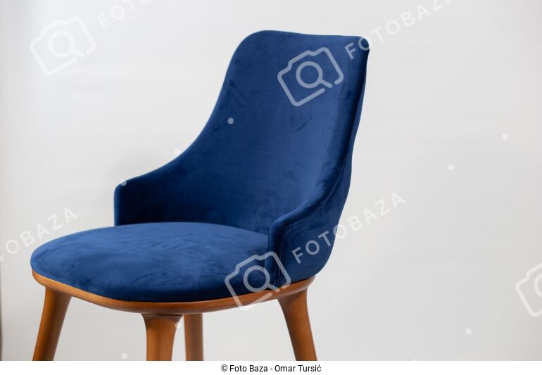 Stolica na bijeloj pozadini - preuzmite fotografiju | Foto Baza