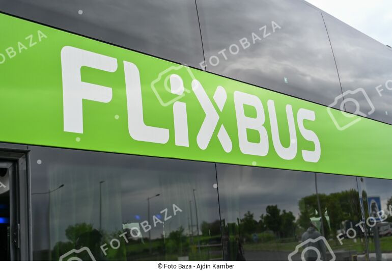 Logo Flixbusa na autobusu. Flixbus - preuzmite fotografiju | Foto Baza