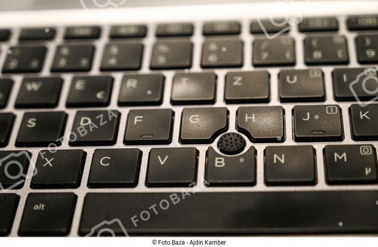 Tastatura na laptopu, krupni plan. - preuzmite fotografiju | Foto Baza