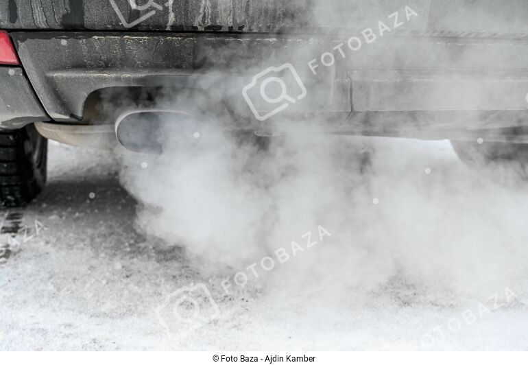 Dim iz auspuha iz auta. Zagađenje zraka. - preuzmite fotografiju | Foto ...