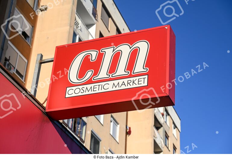 CM logo iznad trgovine. - preuzmite fotografiju | Foto Baza