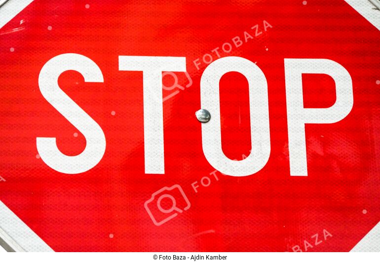 Saobraćajni znak STOP. - preuzmite fotografiju | Foto Baza