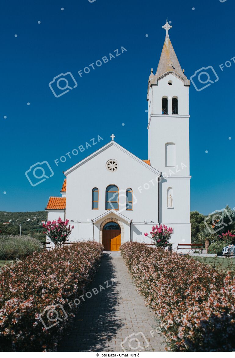 Katolička crkva - preuzmite fotografiju | Foto Baza
