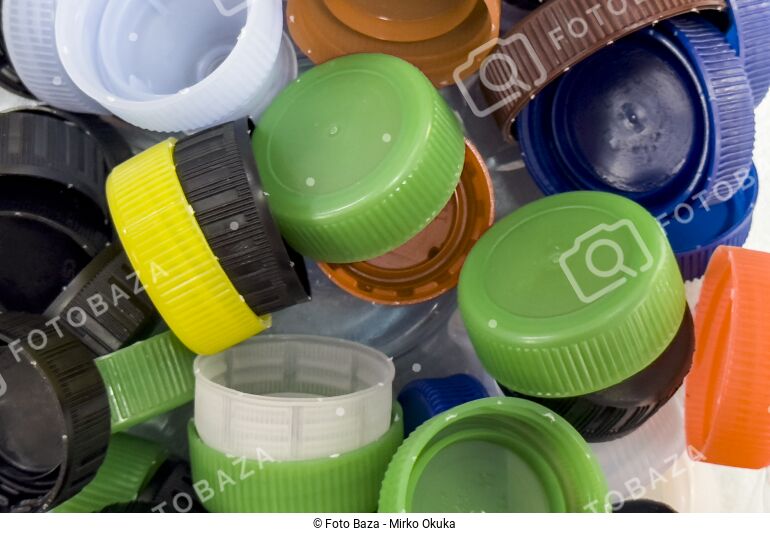 Plastični čepovi flaša u raznim bojama - preuzmite fotografiju | Foto Baza