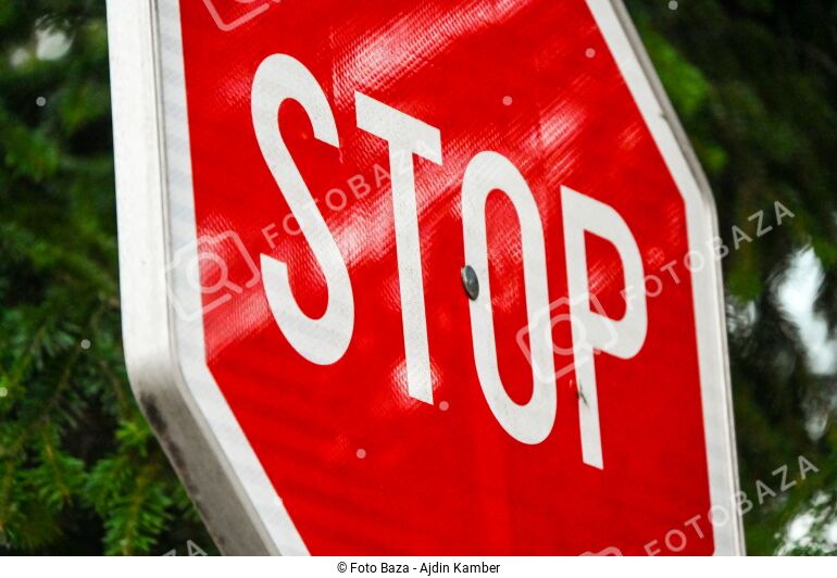 Saobraćajni znak STOP. - preuzmite fotografiju | Foto Baza